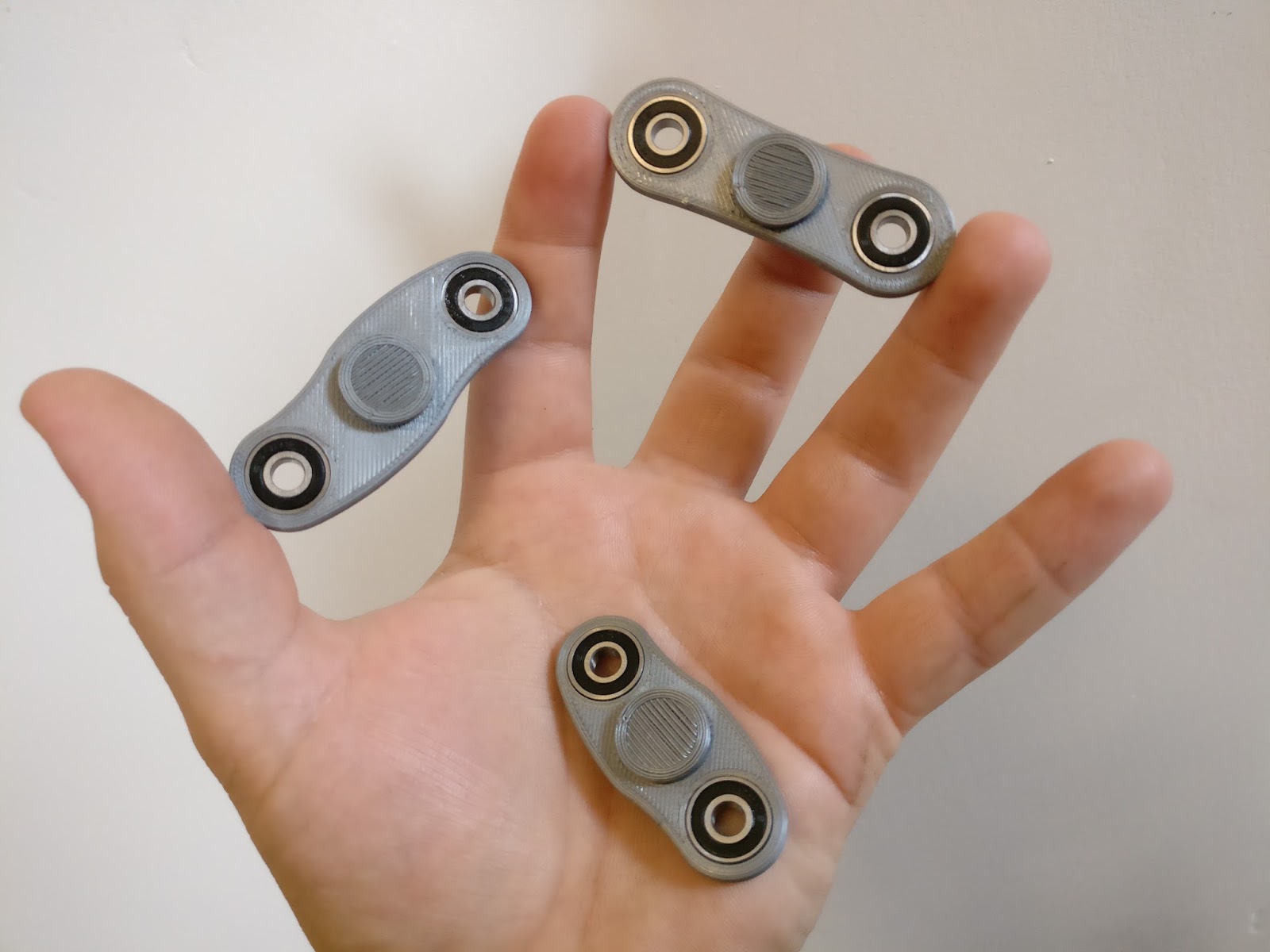 Que choisir ? Un spinner 2 bras ou 3 bras ? - HandSpinner